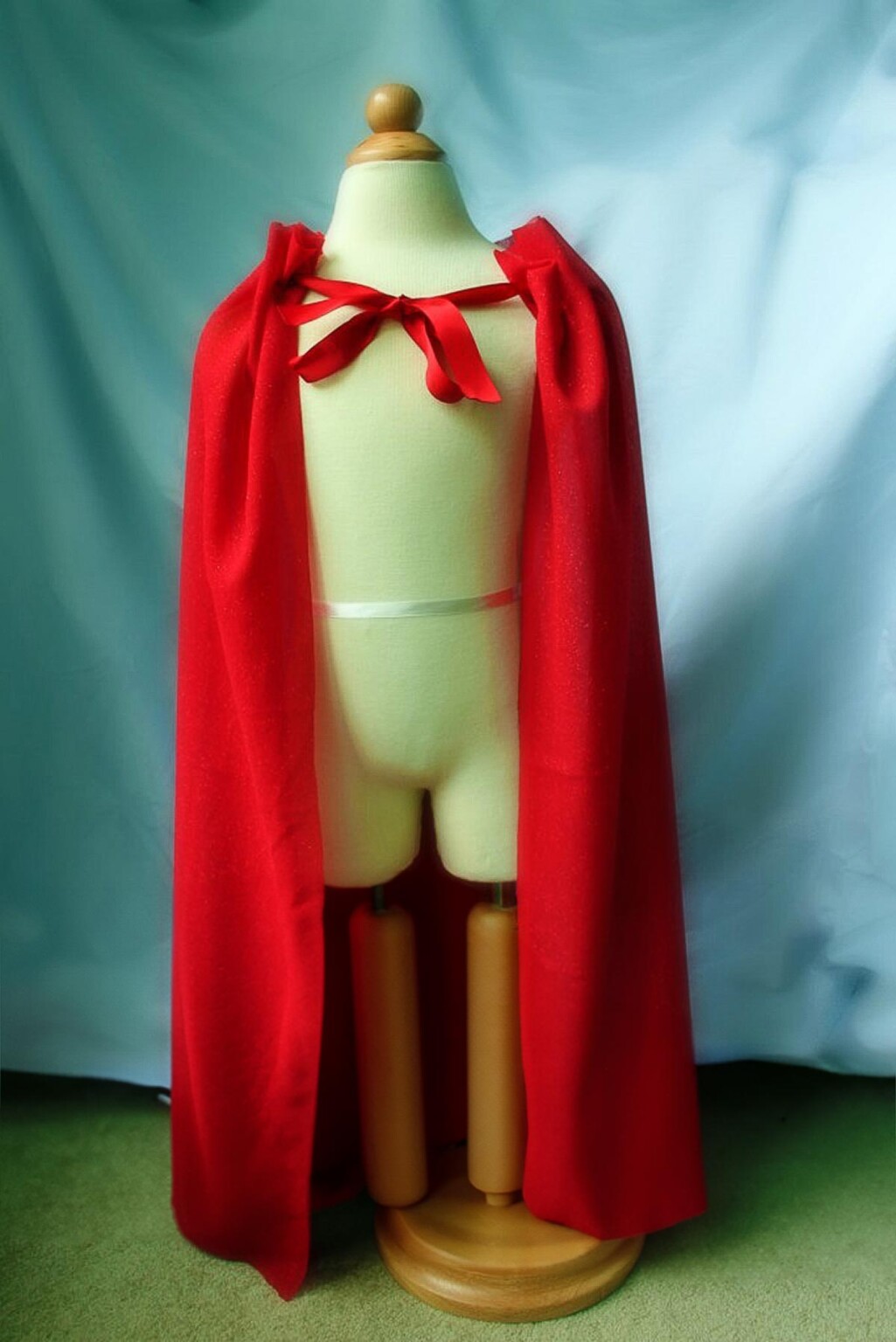 How To Make a DIY Cape Without Sewing For Halloween