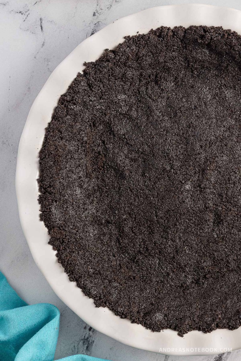 Easy Oreo Cookie Pie Crust Recipe (Bake or No-Bake)