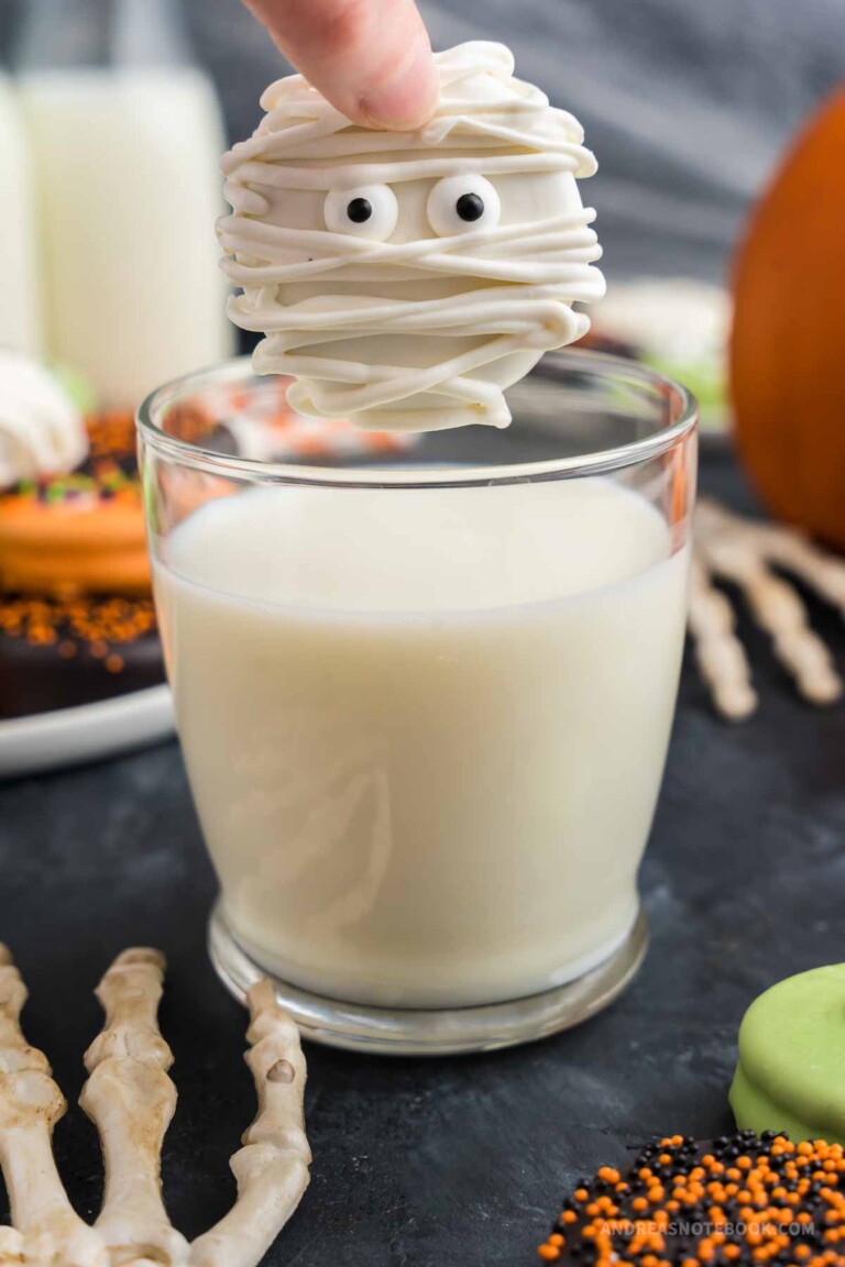 Easy Spooky Chocolate Covered Halloween Dipped Oreos