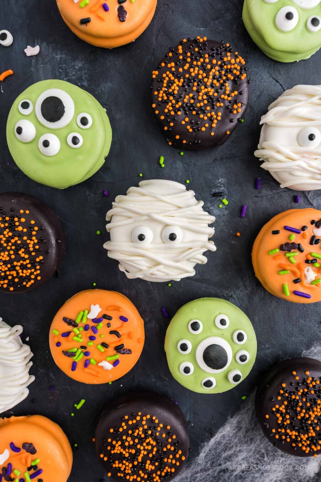 Easy Spooky Chocolate Covered Halloween Dipped Oreos