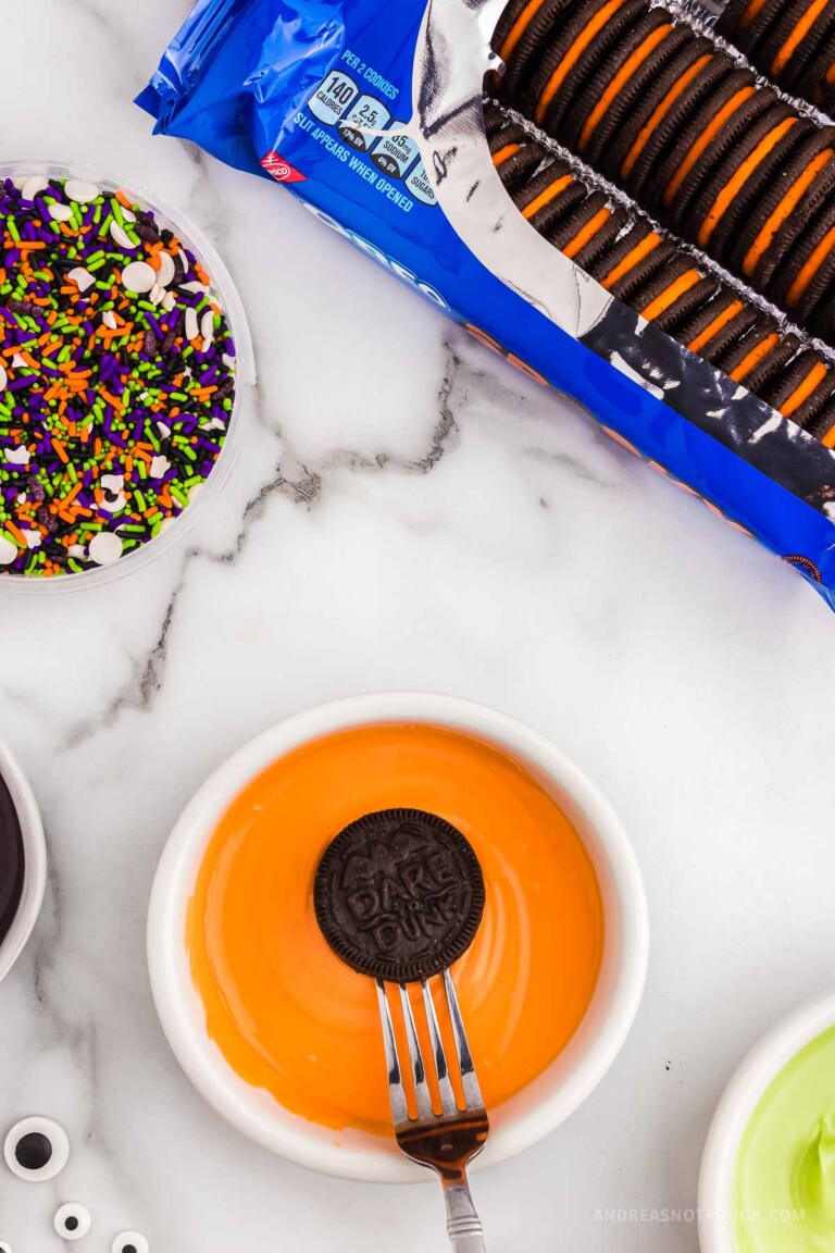 Easy Spooky Chocolate Covered Halloween Dipped Oreos